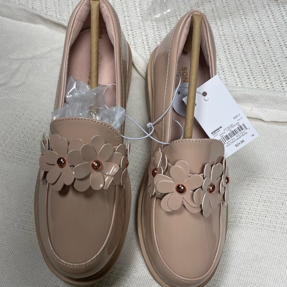 Kohl's | Shoes | Kohls Tan Dress Shoes With Floral Appliqu | Poshmark